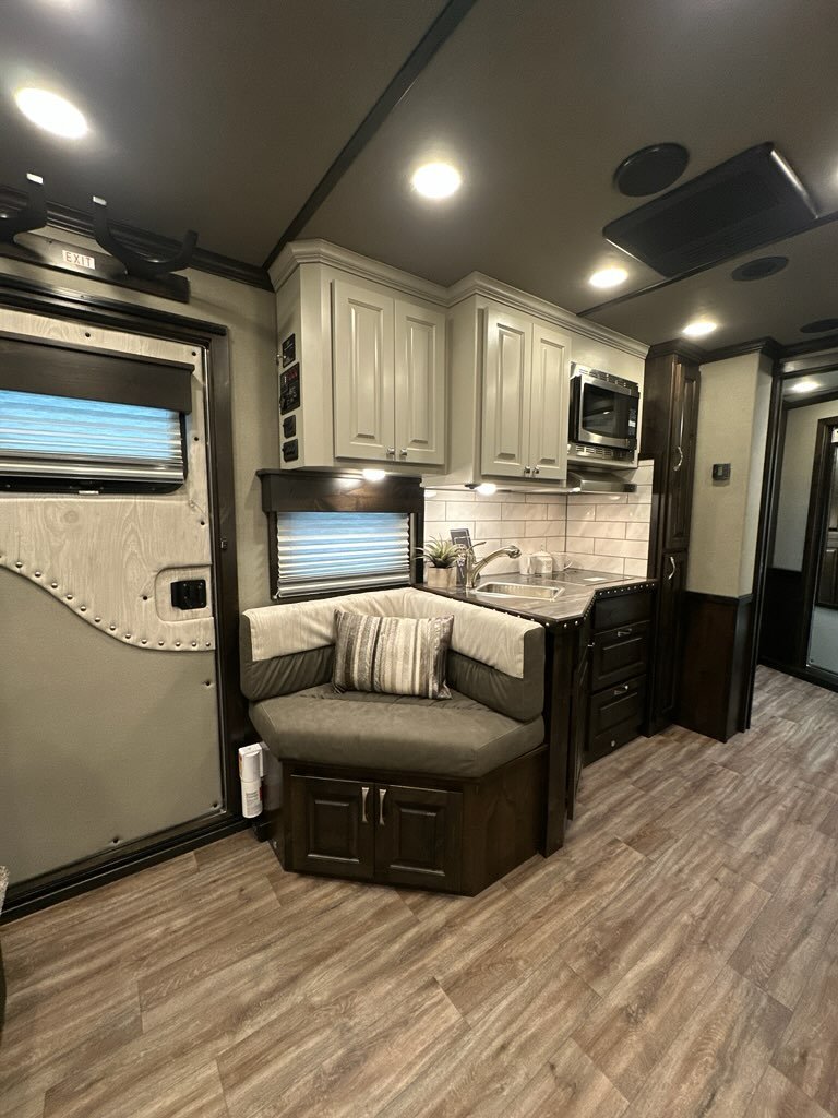 New 2025 CIMARRON Norstar 3 horse rear side load 14'6 Signature quarters Living Quarters ...